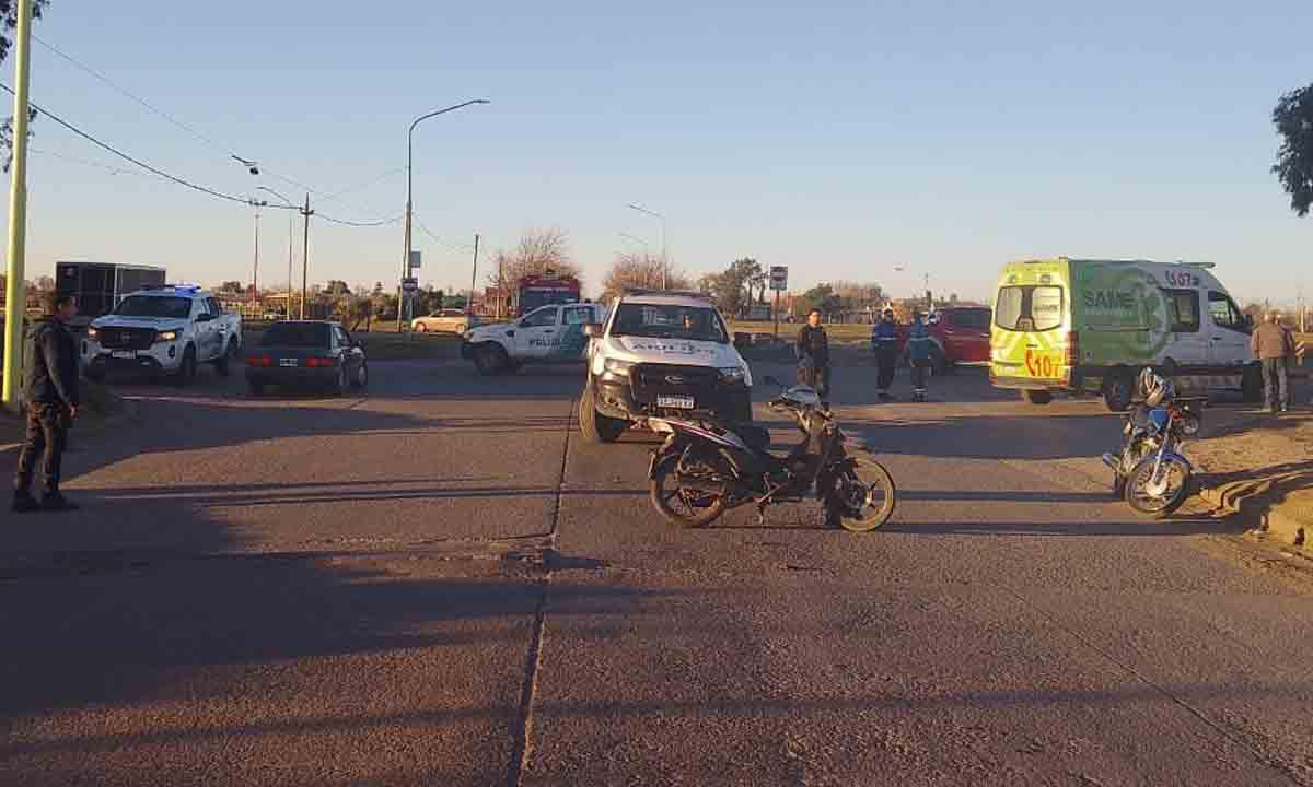 UNA MOTOCICLISTA CHOCÓ CONTRA OTRA MOTO Y LUEGO FUE ATROPELLADA POR UN AUTO